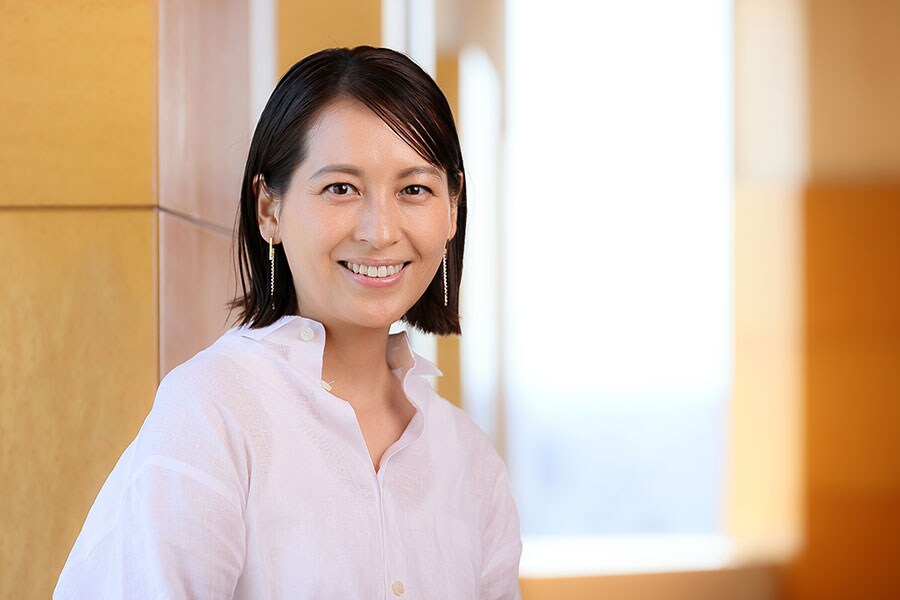 「寮に入れて教育のプロに任せたい」と迷った過去も…。青木裕子が夫と語り合って気づいた育児の“秘訣” | 写真 | 1枚目