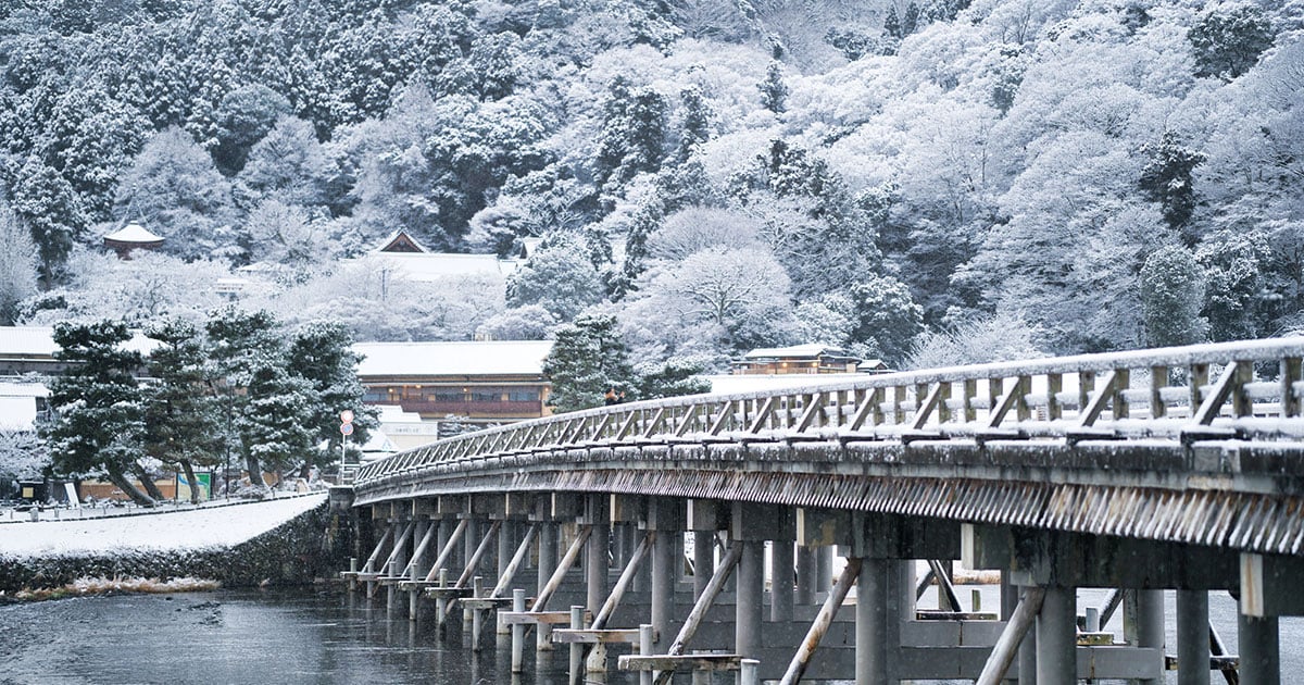 【京都府 2022年版】 冬の絶景・風物詩6選 名橋から望む、白銀に輝く嵯峨嵐山 | 今こそ行きたい！ 「日本にしかない風景」再発見