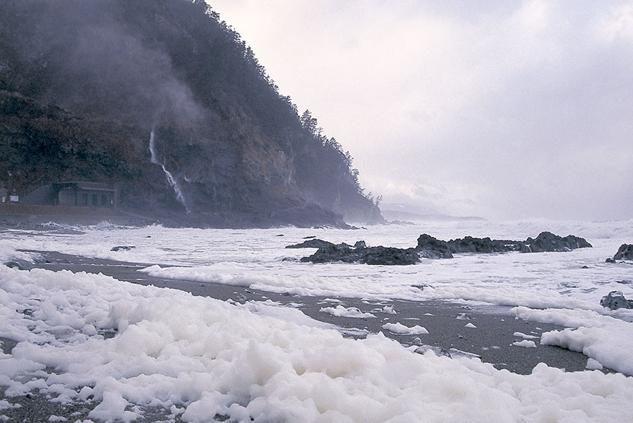 【石川県 2021年版】 冬の絶景・風物詩5選 花吹雪のように海岸に舞う波の花 | 今こそ行きたい！ 「日本にしかない風景」再発見 | 写真 ...