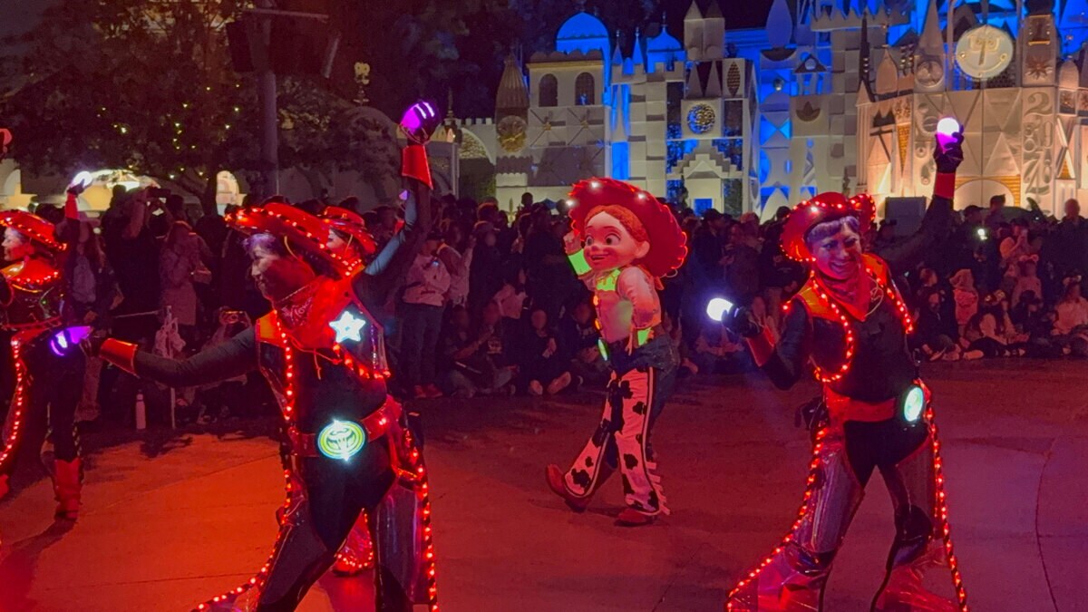 《70周年を完全解説》“米ディズニー通”が教える「日本からでも絶対行くべき理由」伝説のパレード復活、グッズ、豪華すぎるビジュアル ...