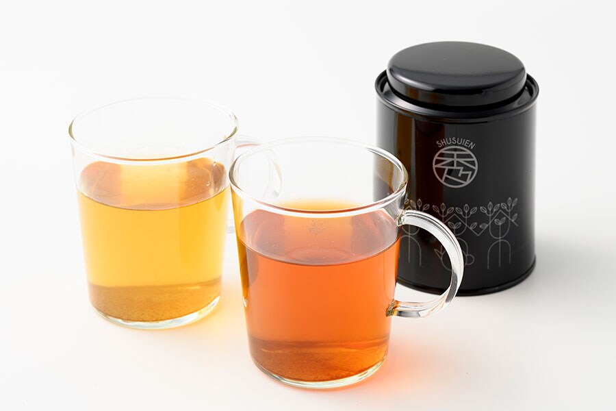 【島根県】品のある「お茶缶」 繊細な線画が映える黒缶の美しさ | おいしいが詰まっている！ 47都道府県の「かわいい缶」 | 写真 | 1枚目